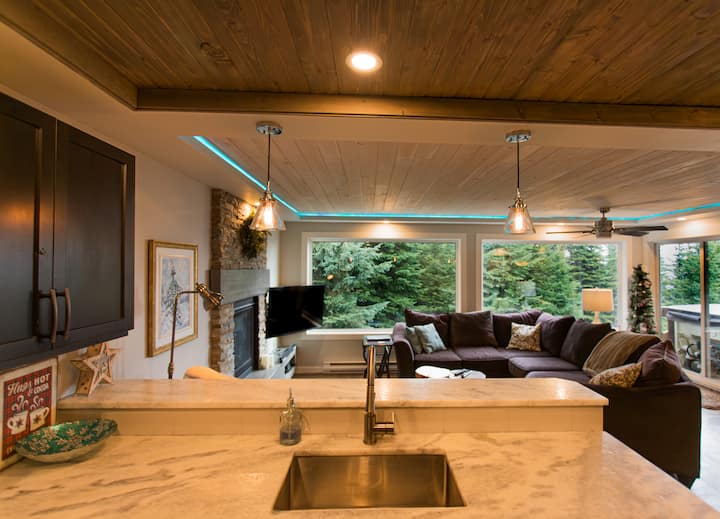 4 Bedrooms & Hot Tub. Big White Village. - Big White Ski Resort, BC