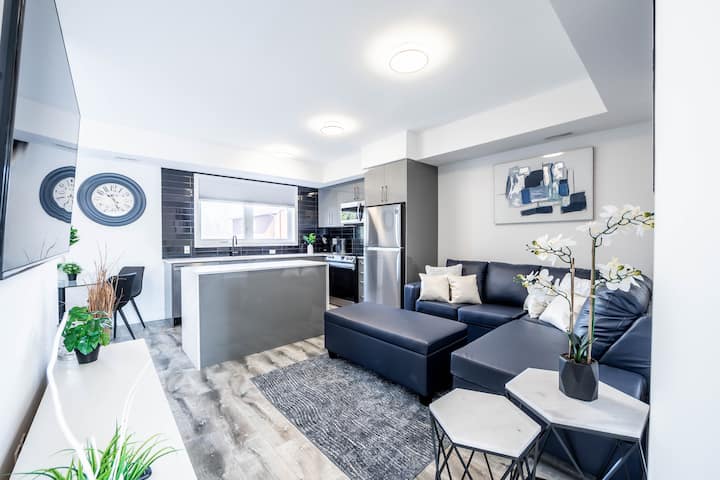 5 Min To Fallsview, New Condo W/ Parking Included - Niagara Falls