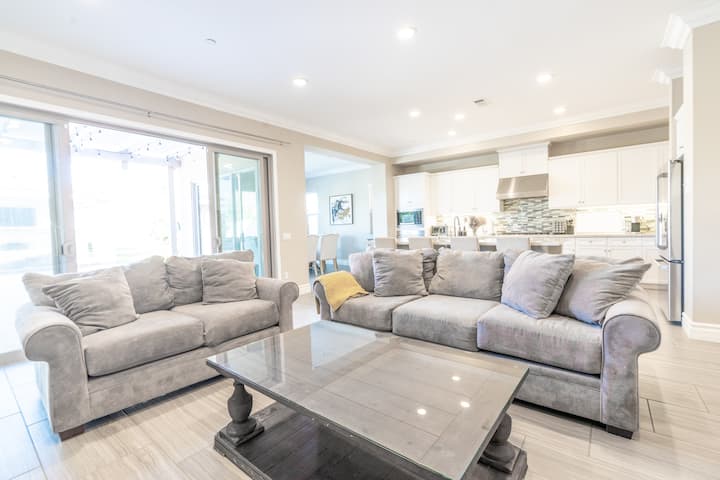 Spacious Cal King Bed Home For Your Dream Living - Santa Ana, CA