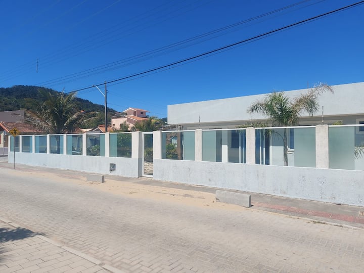 Casa De Frente Para O Mar E Pés Na Areia. - Palhoça