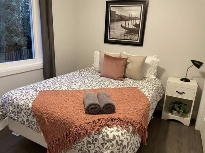 Cozy Alex's Garden Room #2 - Orillia