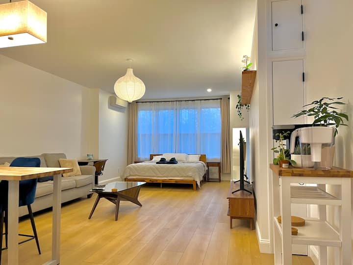 Elegant Modern & Spacious Loft Studio W/king Bed - Queens, NY