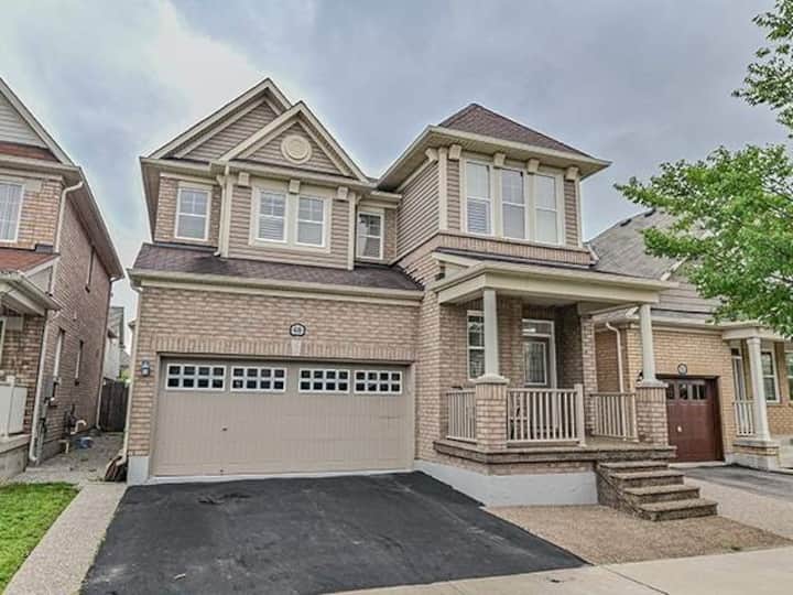 Spacious 4 Br - Milton