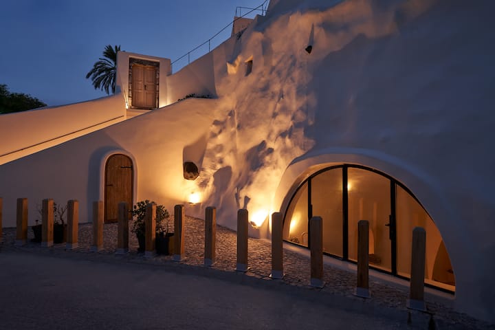 Maison Du Vin A Renovated Canava Of 1850 - Santorini