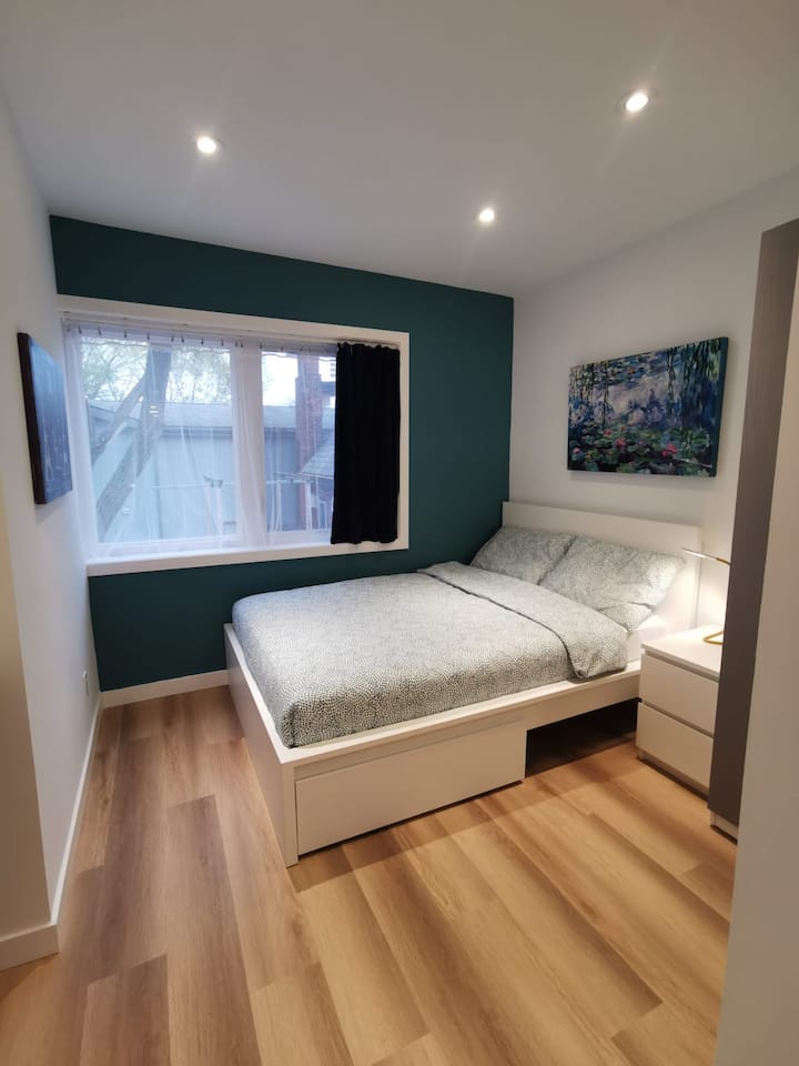 “Baltic Sea” Private Bedroom + Your Own Bathroom - Toronto