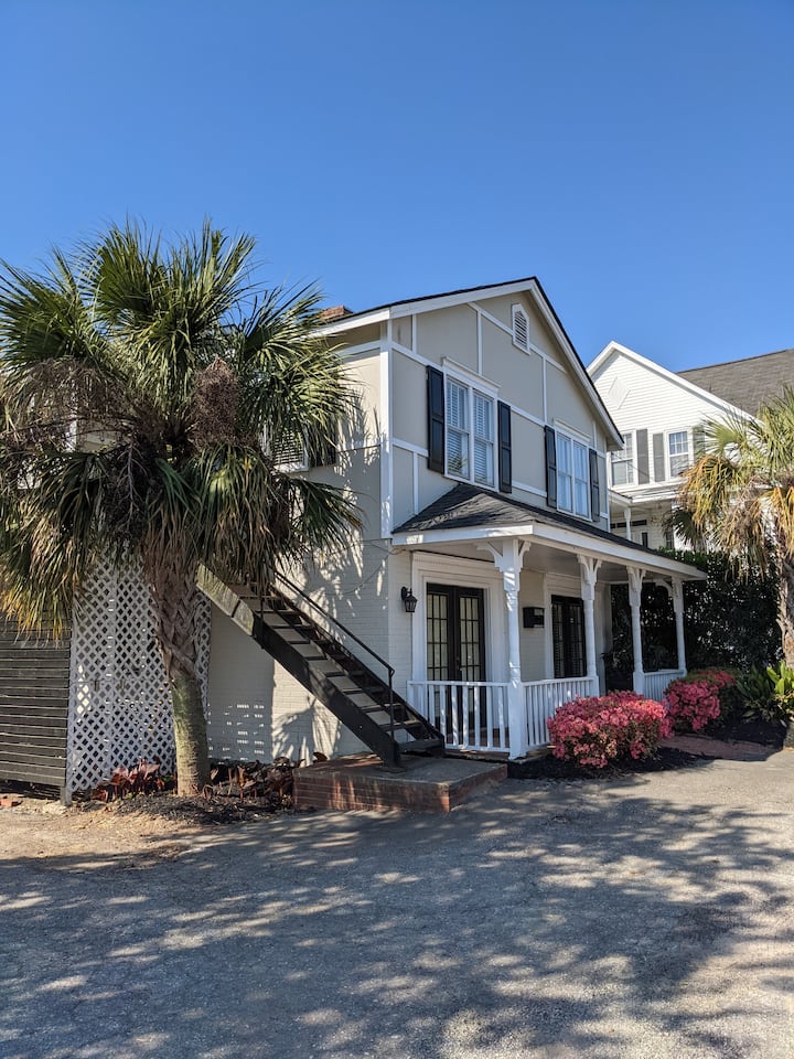 Chic & Central West Cola Loft - Saint Andrews, SC