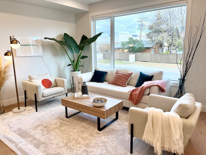 The Lighthouse: Upscale Inner City Home - Calgary