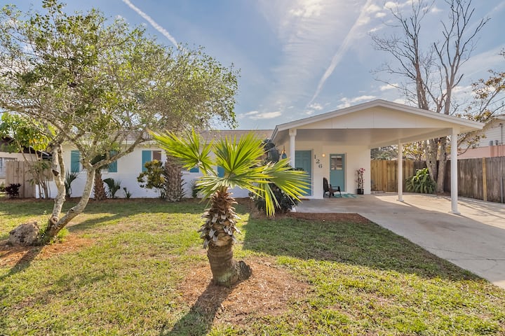 Edgewater Gem • Walk To Intracoastal & Bike Path - Edgewater, FL