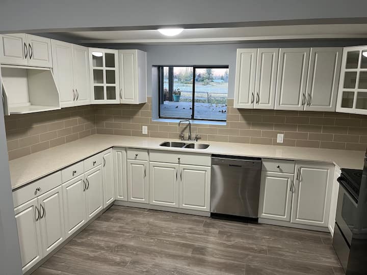 Beautiful Farm House Suite - Aldergrove