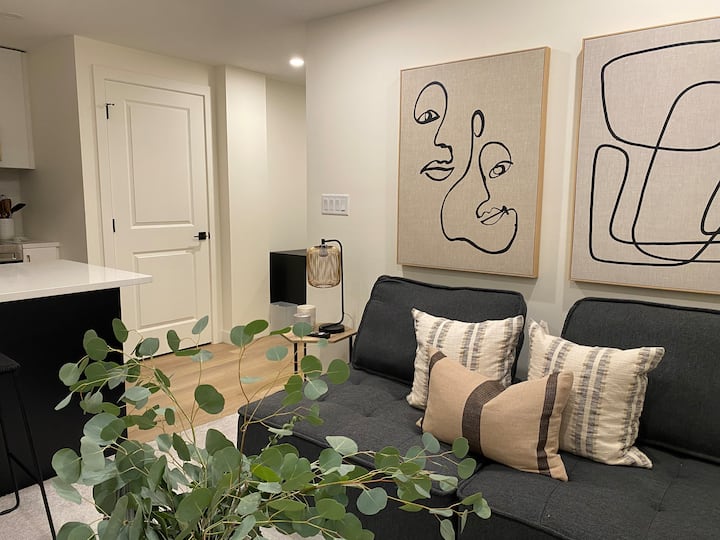 Brand New Modern Oasis - Edmonton, Canadá