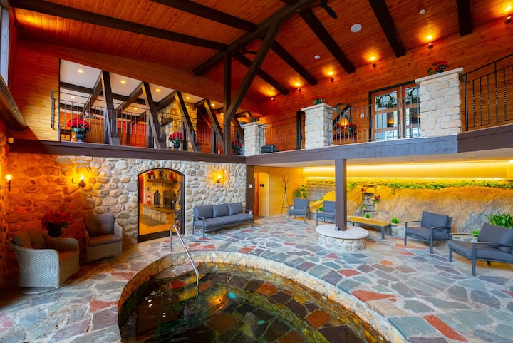 Domaine De Highwater · Elegant Retreat · Sleeps 19 - Mont Sutton, QC