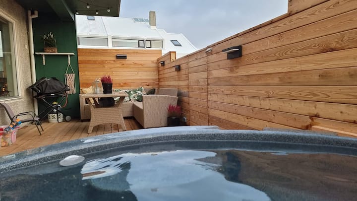 Family Apartment With A Hot Tub. - Reikiavik
