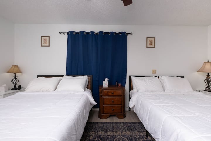 The Crew House. Spacious 4 Rooms, 7 Beds - Amarillo, TX