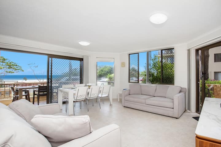 Absolute Beachfront Apartment. - Coolangatta