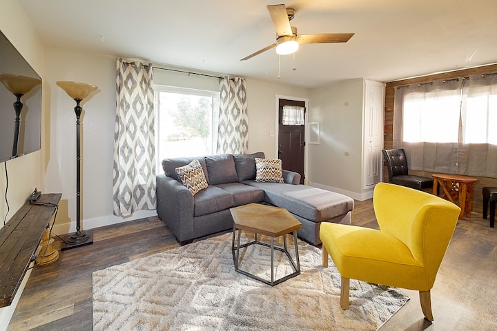 Awesome Remodeled Entire Home W/ Office - Aurora, CO