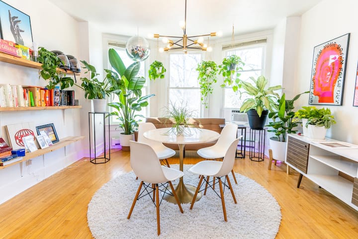 (3br) Stylish Uptown Apartment - Denver, CO