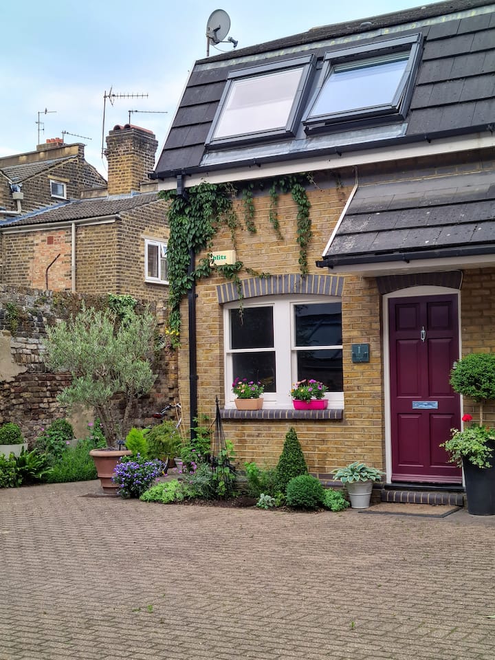 Quiet Courtyard House Central London & Parking - Londen