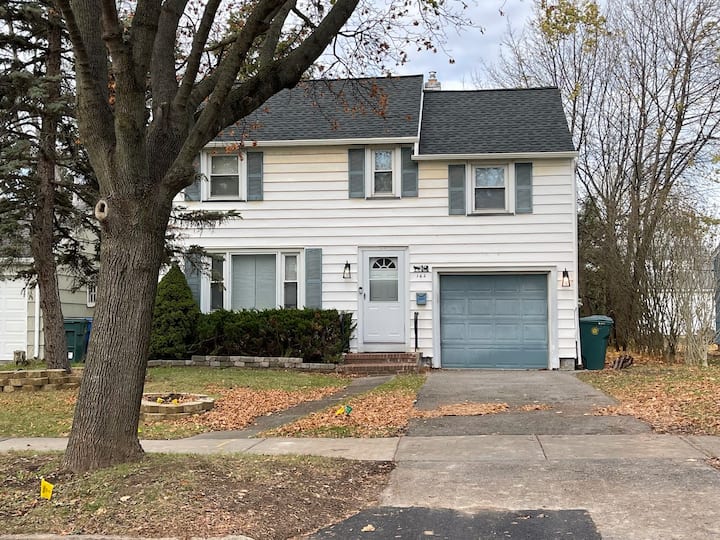 3 Br Exec House Near Ur And Strong Mem. Hospital. - Rochester, NY