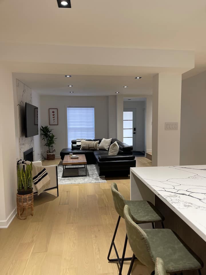 Luxury Modern Home For 10+ With Hot Tub! - Gatineau