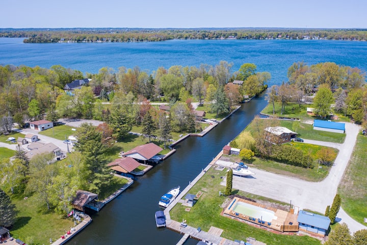 Beautiful Waterfront Property & Perfect Boating! - Orillia