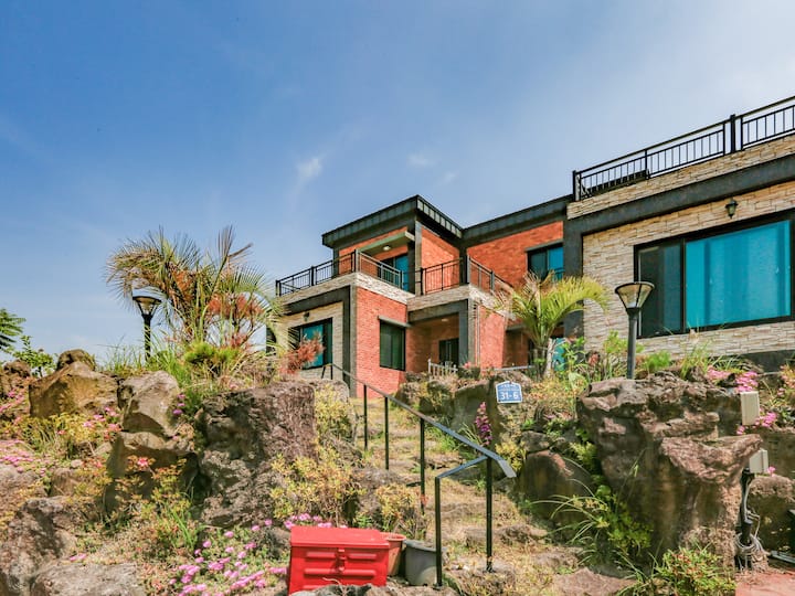 [단독 특가] [방5개 부엌2개 독채] #소형 수영장 #개인 마당 #옥상 돌담 하우스 - Jeju