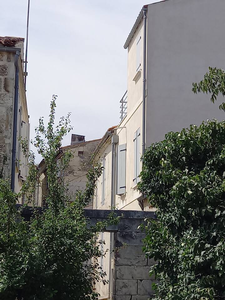 Au Nid De Saintes - Saintes