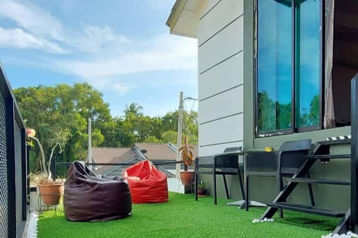 Qayra Inn Loft Style Homestudio - Kuantan