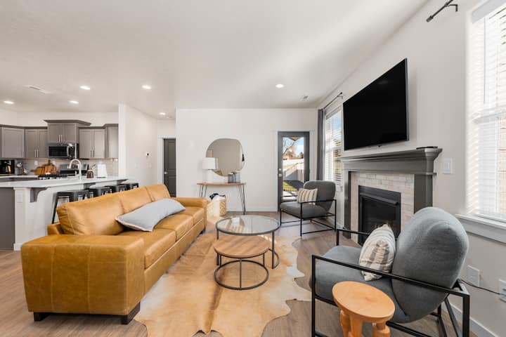 New Modern Cozy Home In Meridian - Meridian, ID
