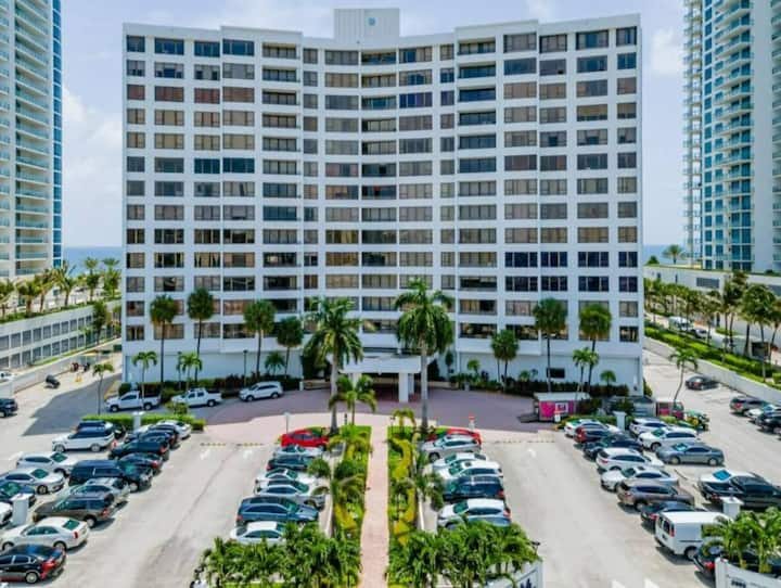 2bd/2ba Beach Front Condo - Hollywood, FL