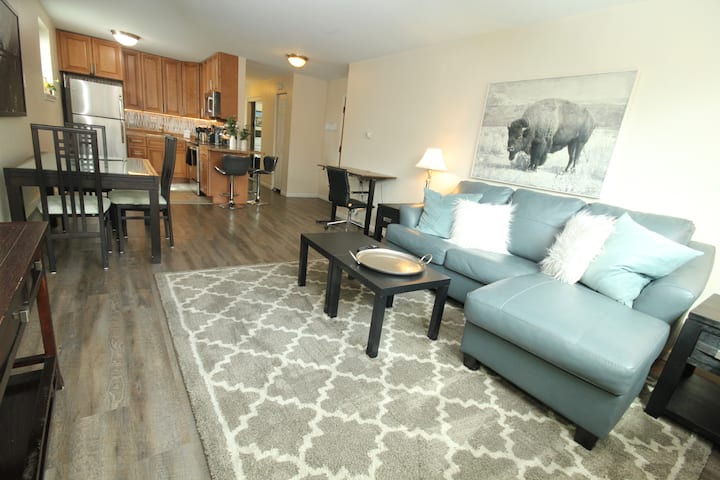 Broadway Central V! Sit/stand Desk+king Bed! - Denver, CO