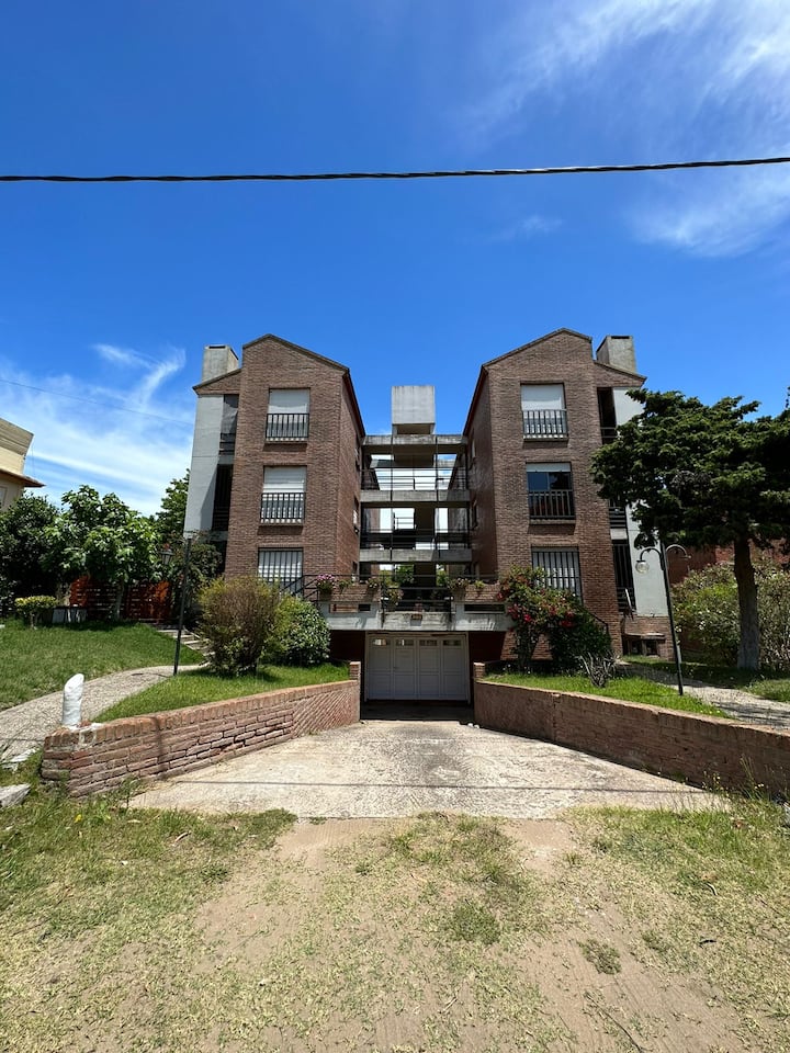 Departamento En Centro. Cochera. - Pinamar