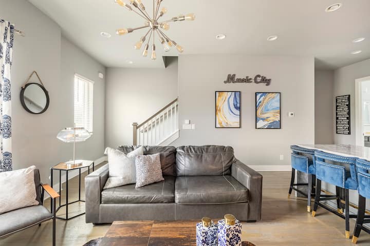 Rooftop Patio! Fire Pit, Tv, Mural + Skyline View! - Nashville, TN