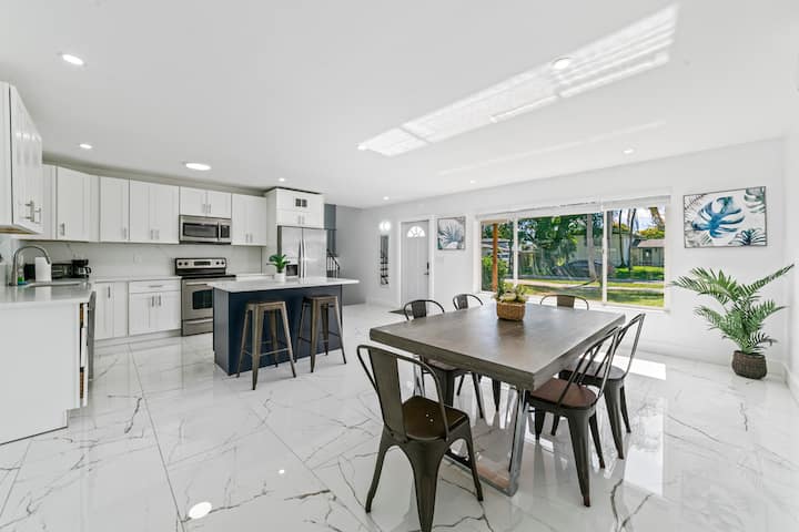 Casa Sol - 4 Bedroom 2 Bath -  7 Beds - Large Yard - North Miami Beach, FL