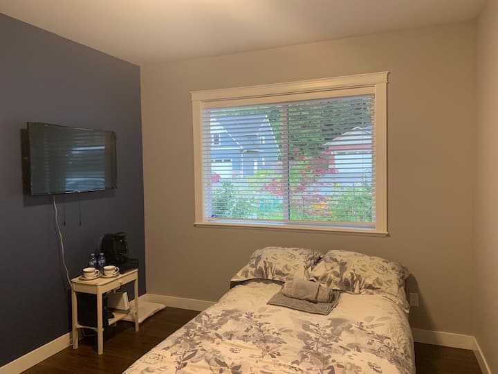 Room, Courtenay, Quiet Street - Courtenay, BC, Canada