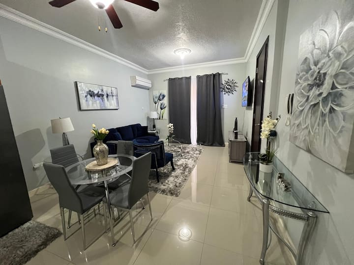 Clean - Couples Escape- Pool - Kingston