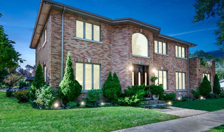 Chicago Suburb Home 4 Bedrooms With Private Baths - Skokie, IL