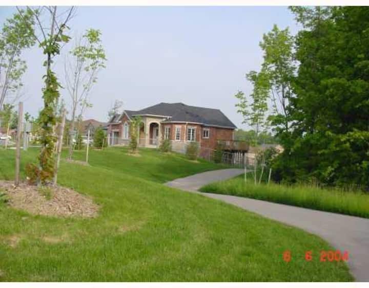 2 Bedrooms Home Beside Park, Walk To Beach - Barrie