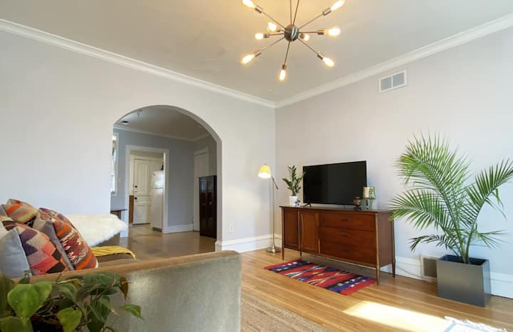 Arty & Warm Northside Apartment - 2 Bed 1 Bath - Chicago, IL