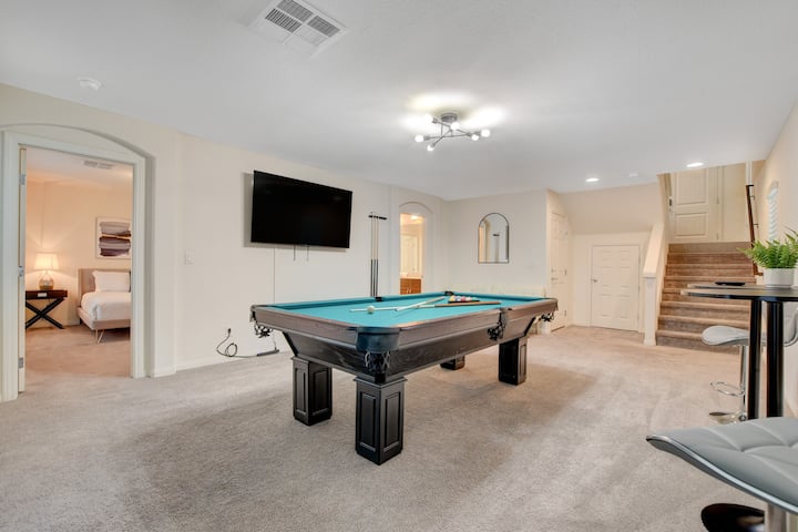 Grand 3-story 4br Vegas Home W/ Pool Table - Las Vegas, NV