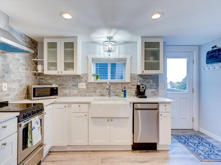 Quaint Shoreline Studio W/water View! - Shoreline