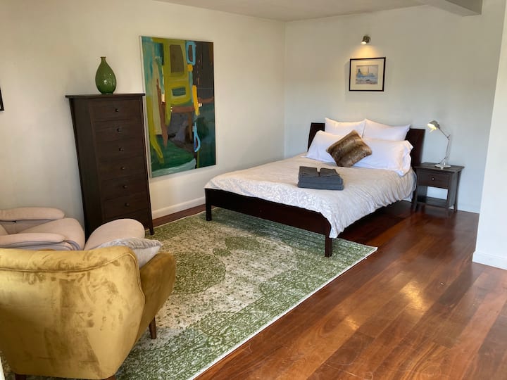 Stylish Grey Lynn Studio - Auckland