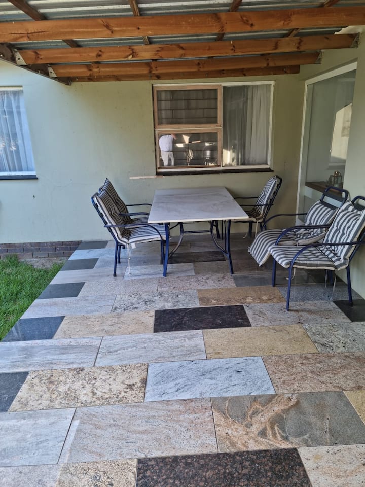 Spacious 2 Bed, 2 Bath House - Somerset West