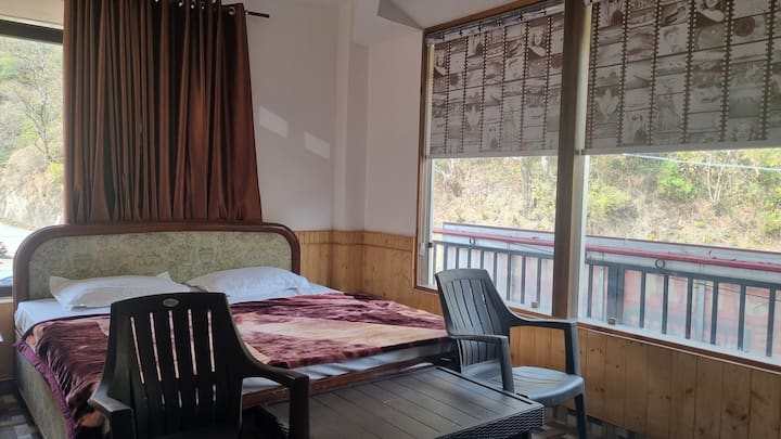 4 Bedroom & Open Terrace With Magical Karol View - Kandaghat
