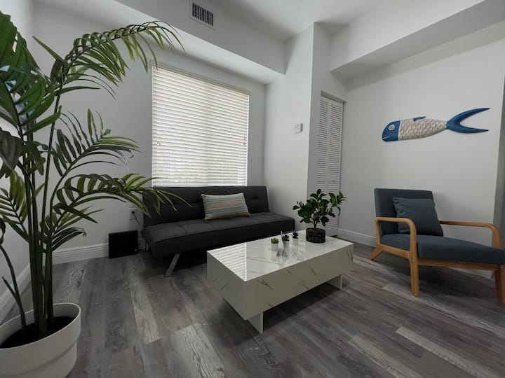 Beautiful 2bed/1 Bath Apt W/parking Great Location - Coral Gables