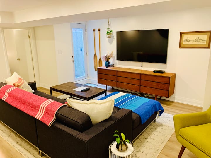 Cozy Private Basement Suite W/ Parking - Toronto
