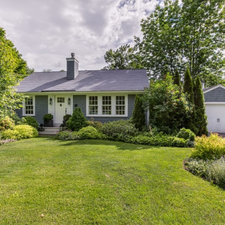 English Country Cottage In New Hampshire - New London, NH