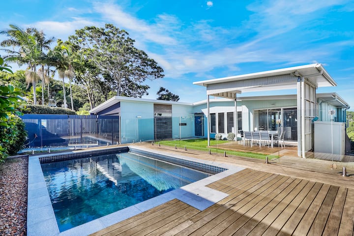 Ocean Breeze - Modern, Spacious Ocean View Retreat - Coolum Beach