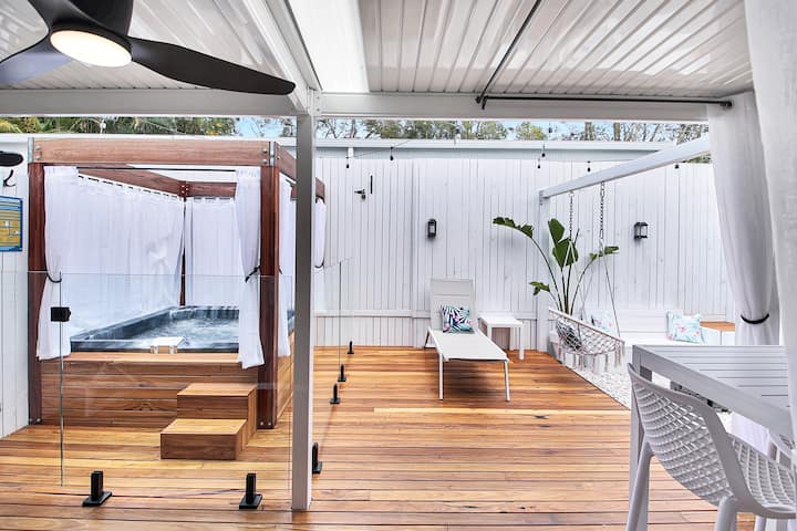 Hot Tub, Fire Pit - The Retreat Coolum Beach - Coolum Beach