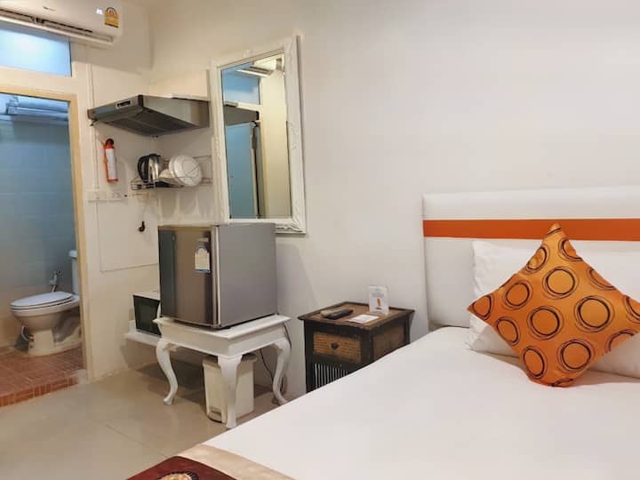 Single Bed W/ Kitchenette @ Phromphong - 방콕