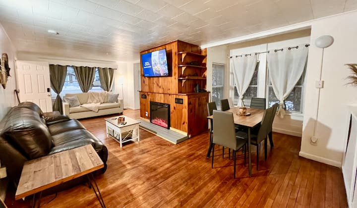 Remodeled Adk 2bd/1 Bth Sleeps 7 Downtown On Main - Saranac Lake, NY